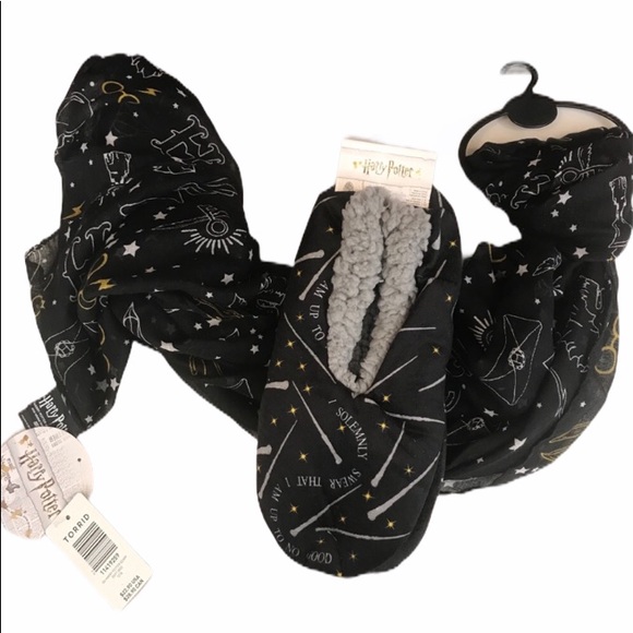 Warner Bros. | Accessories | Harry Potter Scarf Slipper Set New | Poshmark